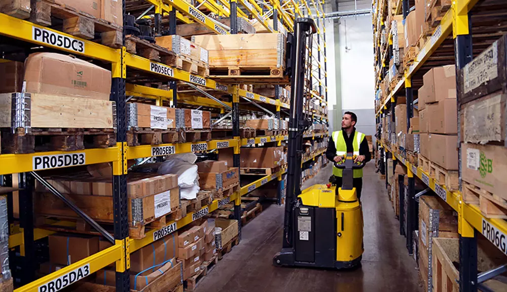 COMBI-CS Counterbalance Stacker | Combilift