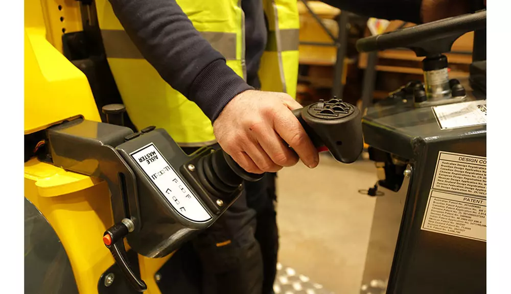 AME-OP Aisle Master Order Picker | Combilift