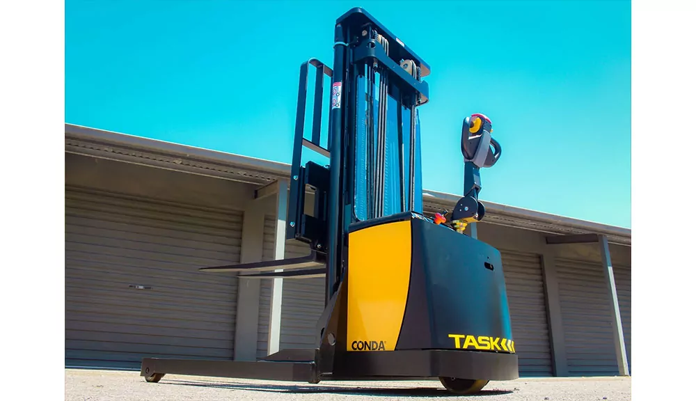 TASK CONDA Straddle Stacker | Fairchild Equipment