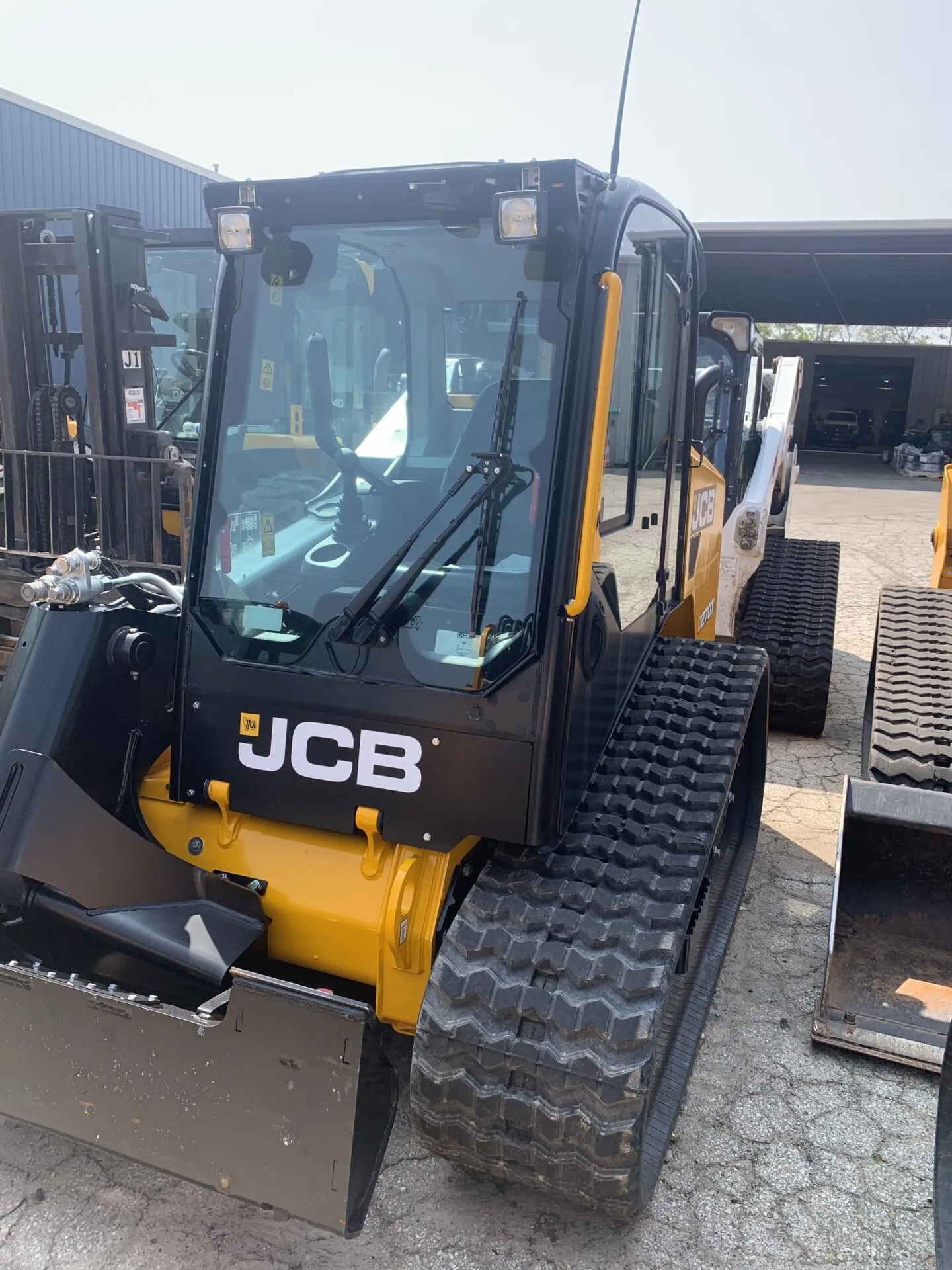 2023 - JCB 270T | Fairchild Equipment